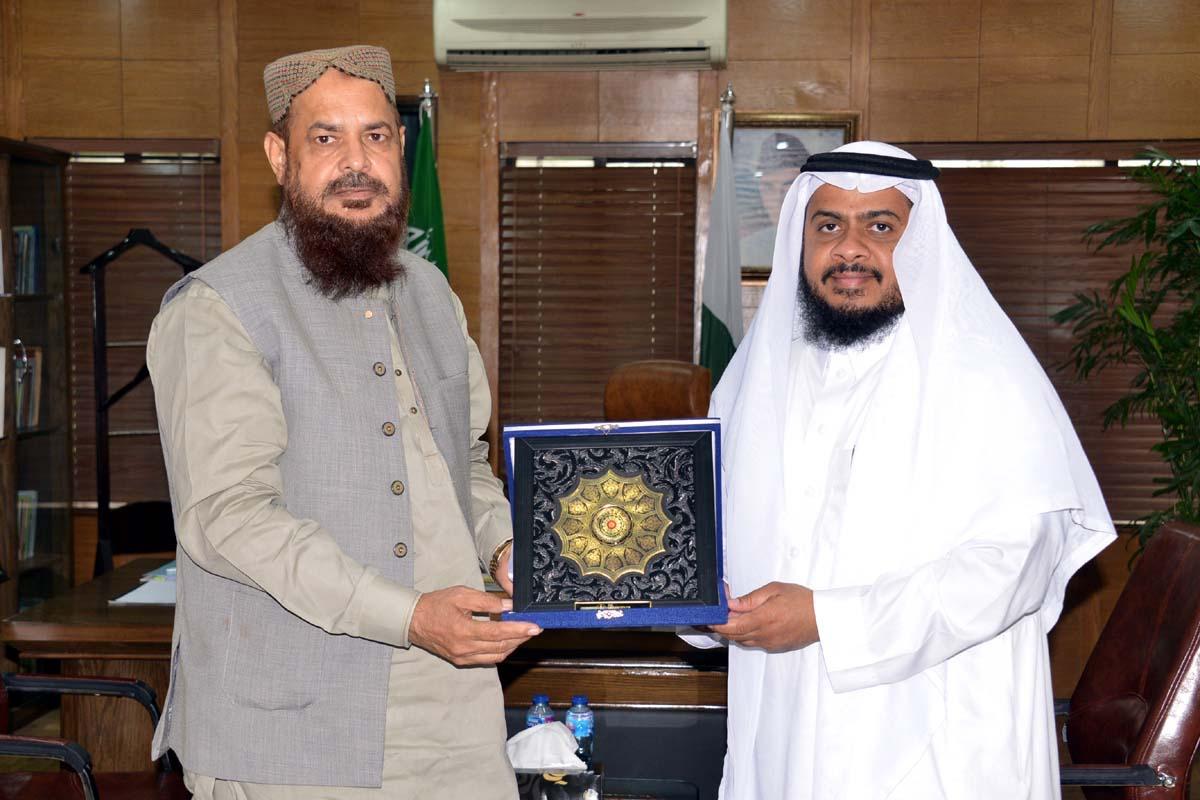 Ex-BoG Member Prof. Dr. Naseer Akhtar Pays Courtesy Call on IIUI ...