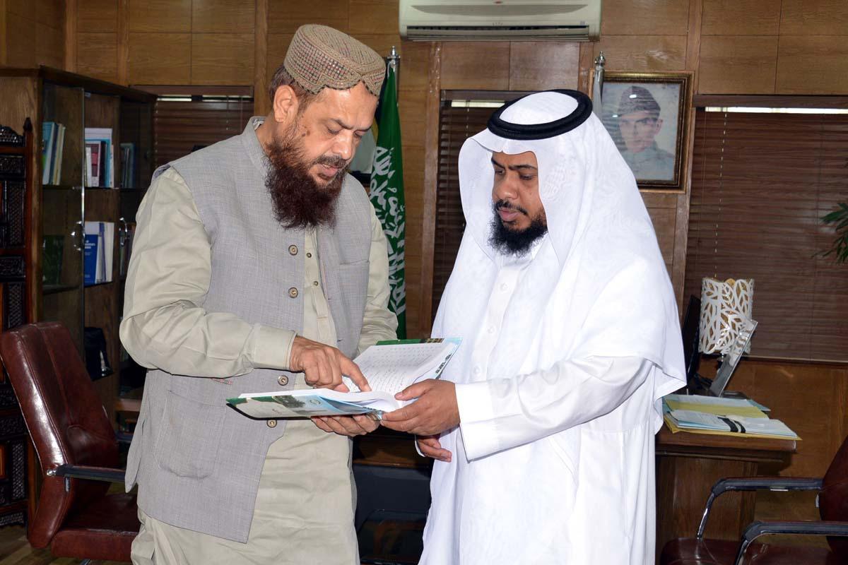 Ex-BoG Member Prof. Dr. Naseer Akhtar Pays Courtesy Call on IIUI ...
